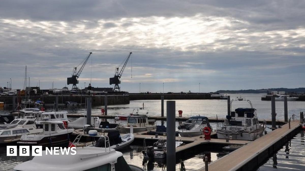 Deep-water berth plans for Guernsey 'essential' - BBC News