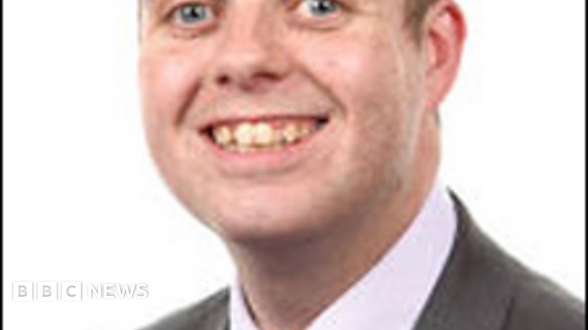 Angus councillor Ewan Smith resigns from the SNP over schools - BBC News