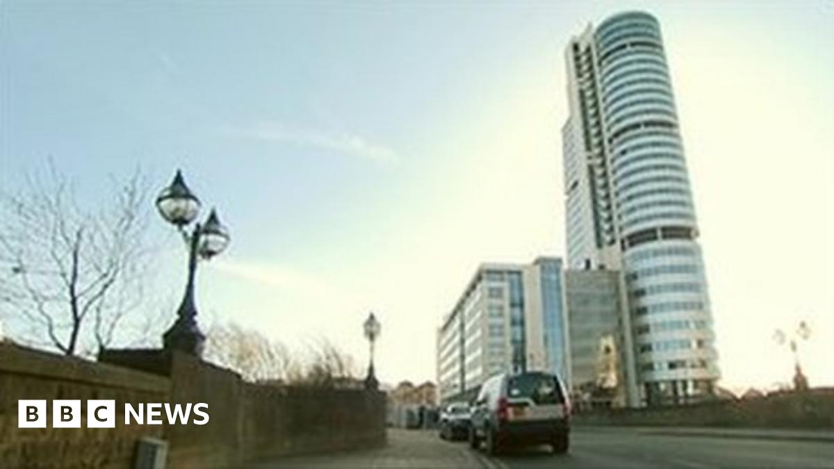 Bridgewater Place 'wind tunnel caused Leeds injuries' - BBC News