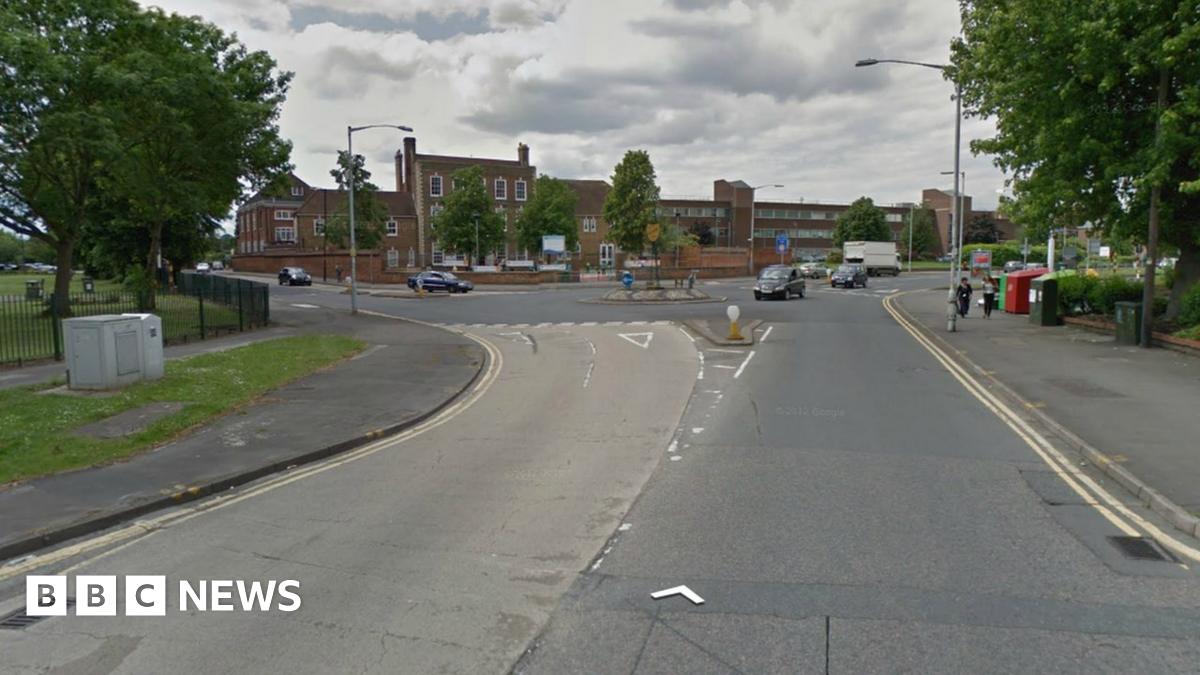 Slough roundabout limit lowered to 20mph after accidents - BBC News