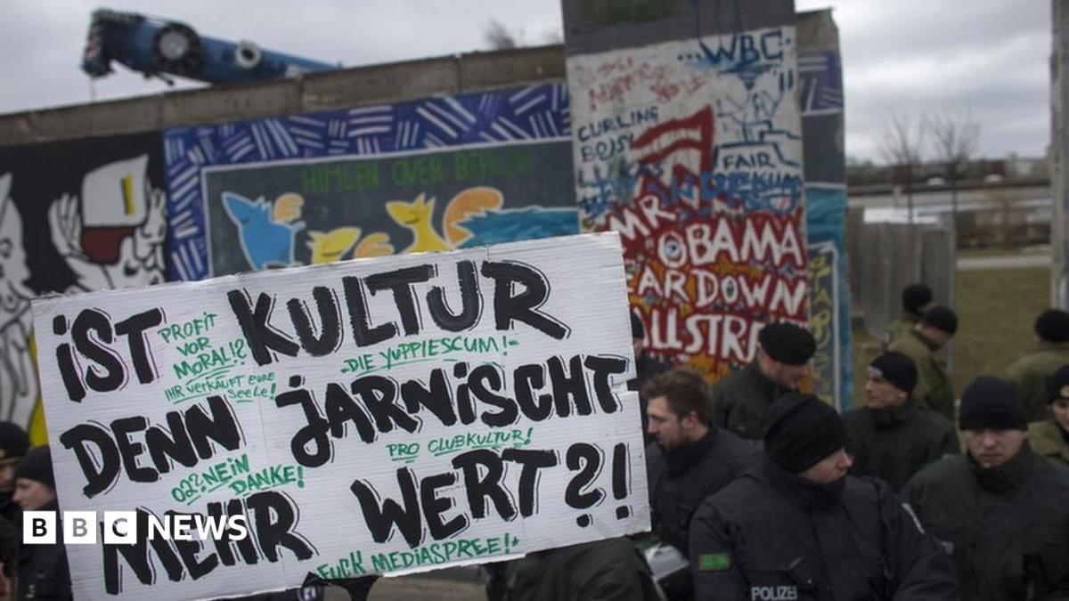 In pictures: Berlin Wall protest - BBC News