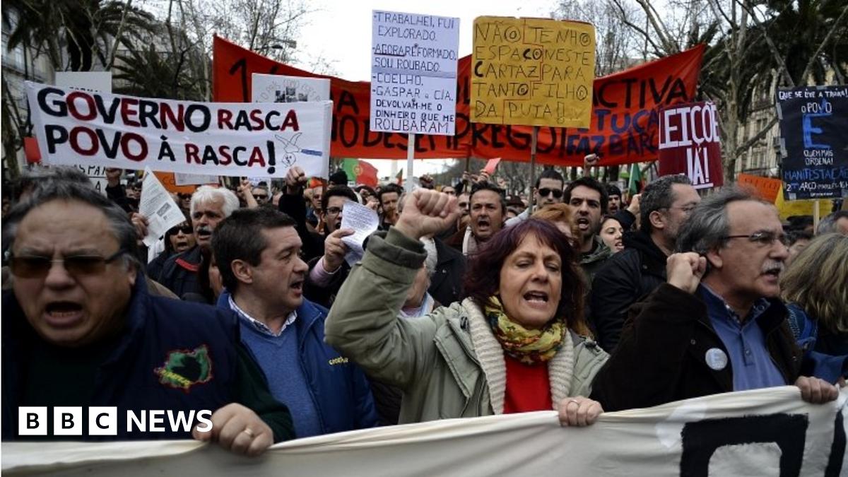 Eurozone crisis: Portugal protests against austerity - BBC News