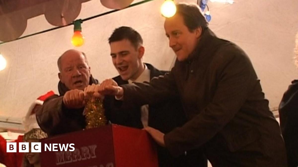 David Cameron Witney Christmas lights switch-on 'reassessed' - BBC News