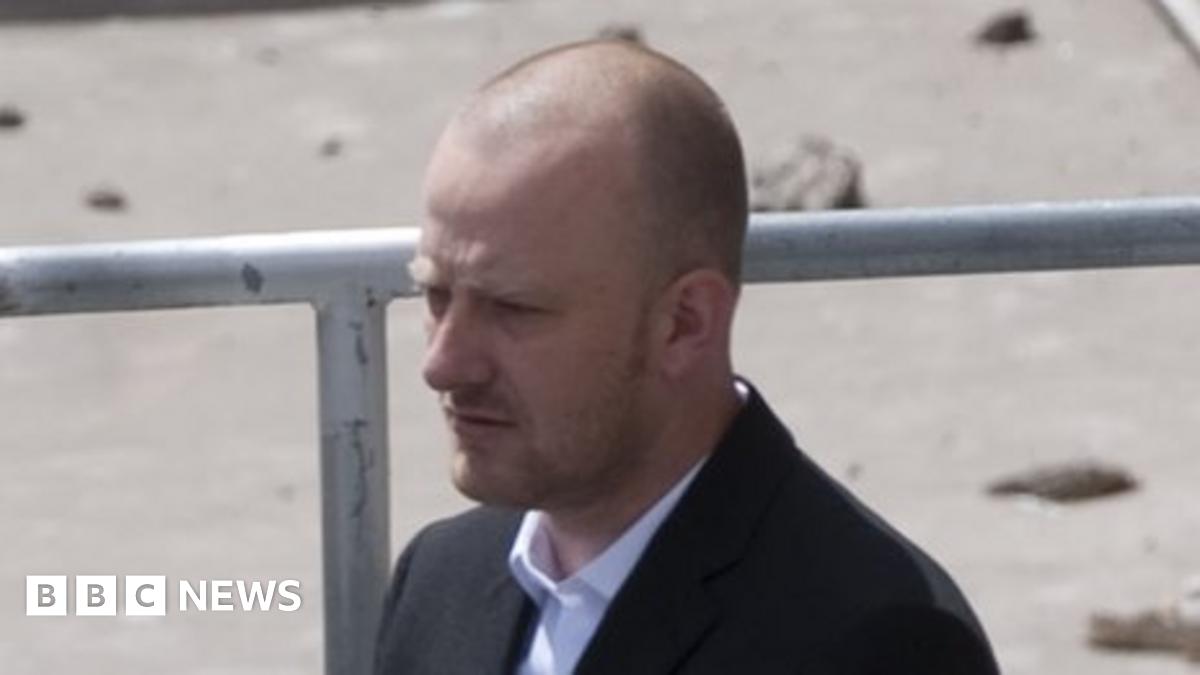 Man sentenced to life for murder outside Dundee pub - BBC News