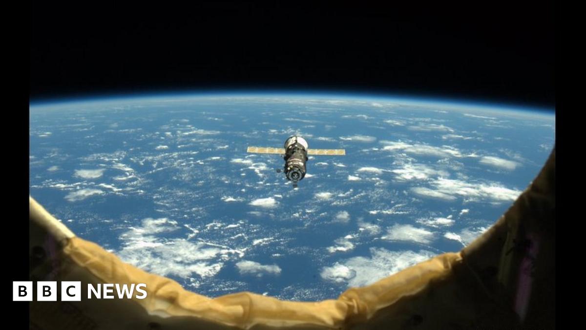 In pictures: Tweeting from space - BBC News