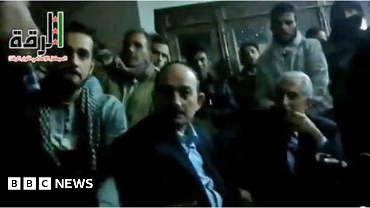 Syria crisis: Raqqa governor held by rebels 'as city falls' - BBC News