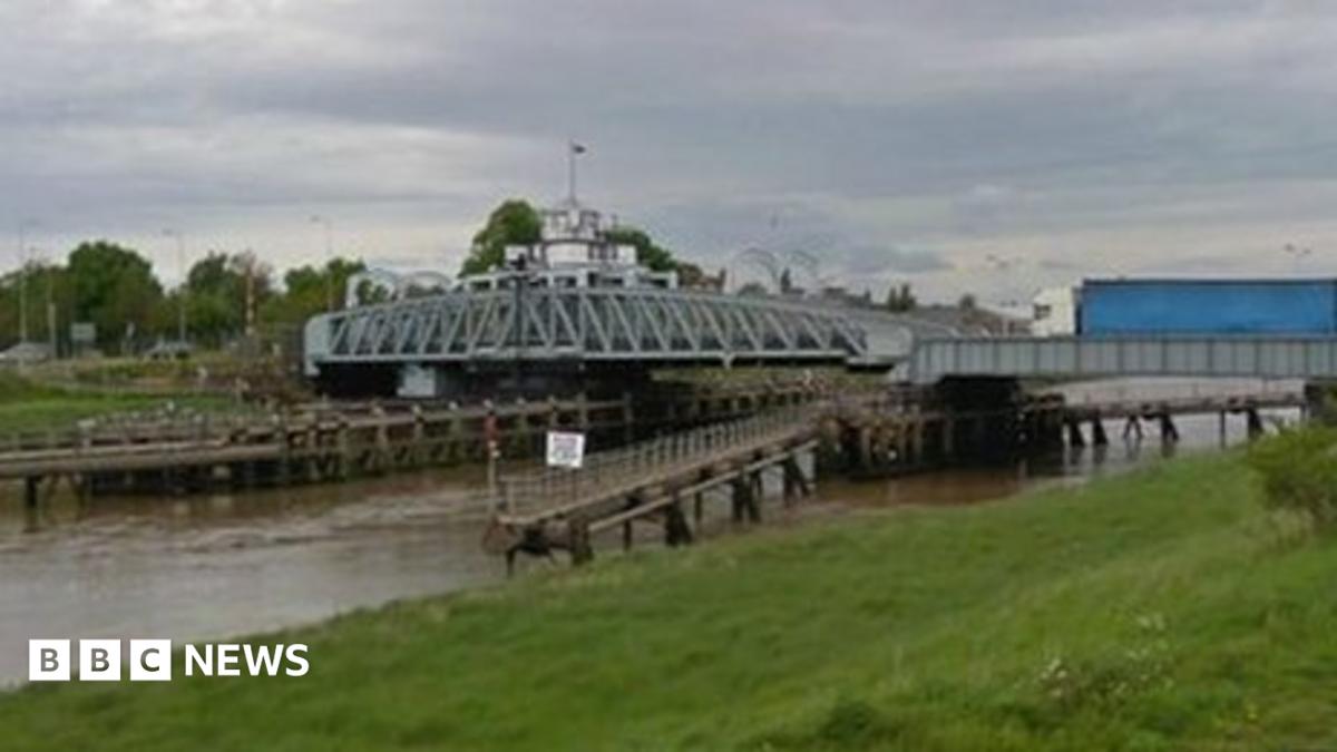 Cross Keys swing bridge strike under way at Sutton Bridge - BBC News