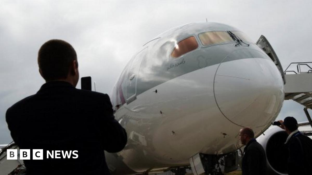 Boeing 787 problems: Thomson delays start of services - BBC News