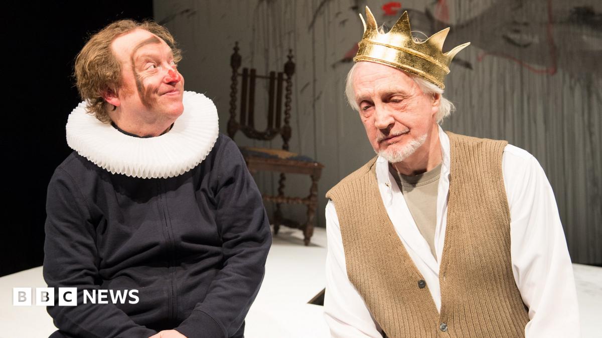 Actor Edward Petherbridge puts stroke story on stage - BBC News