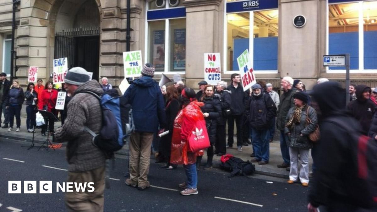 Liverpool City Council cuts: Protests outside town hall - BBC News