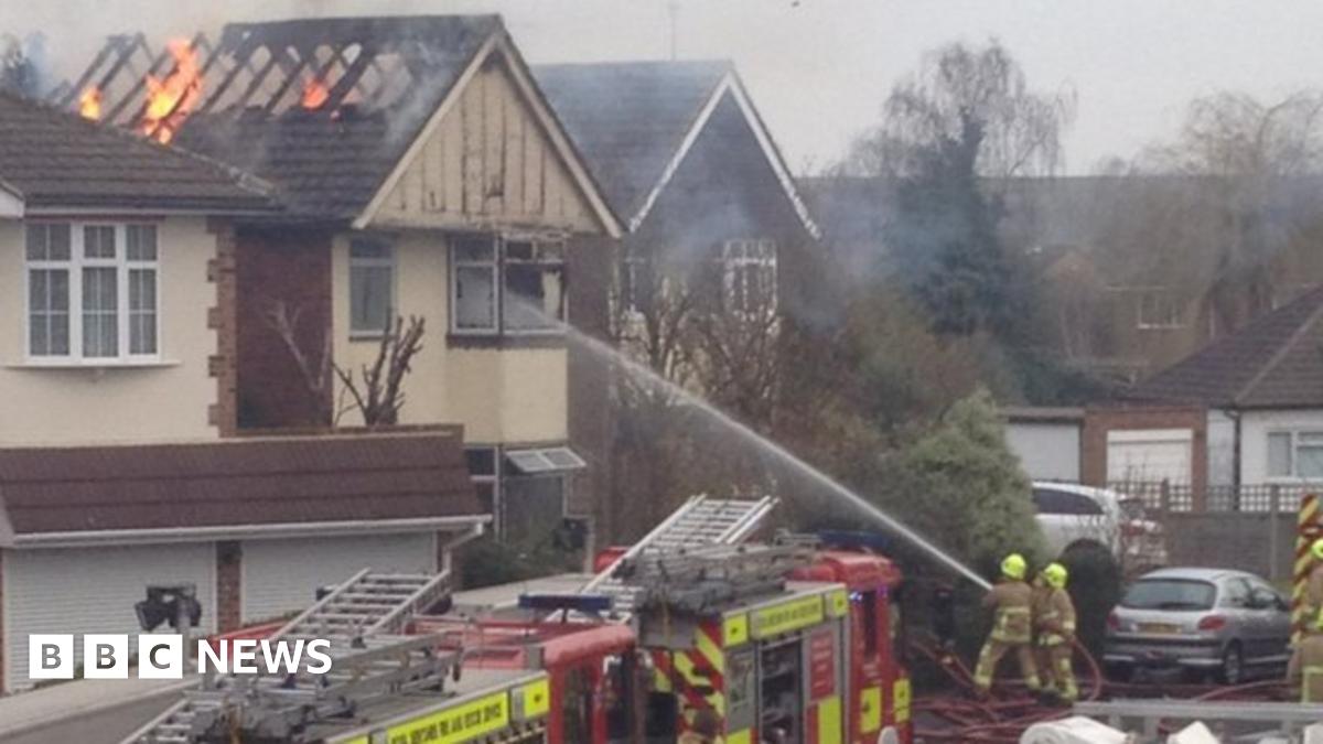 Man dies in Datchet house blaze - BBC News
