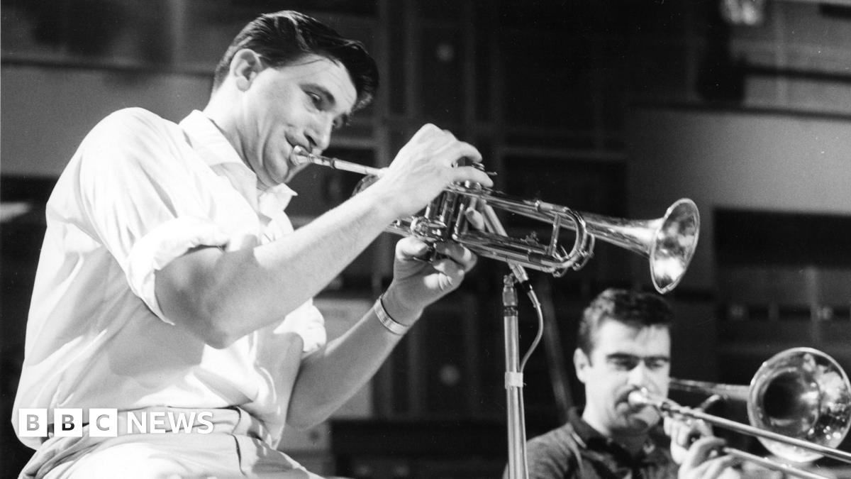 Kenny Ball: The swinging jazz star - BBC News