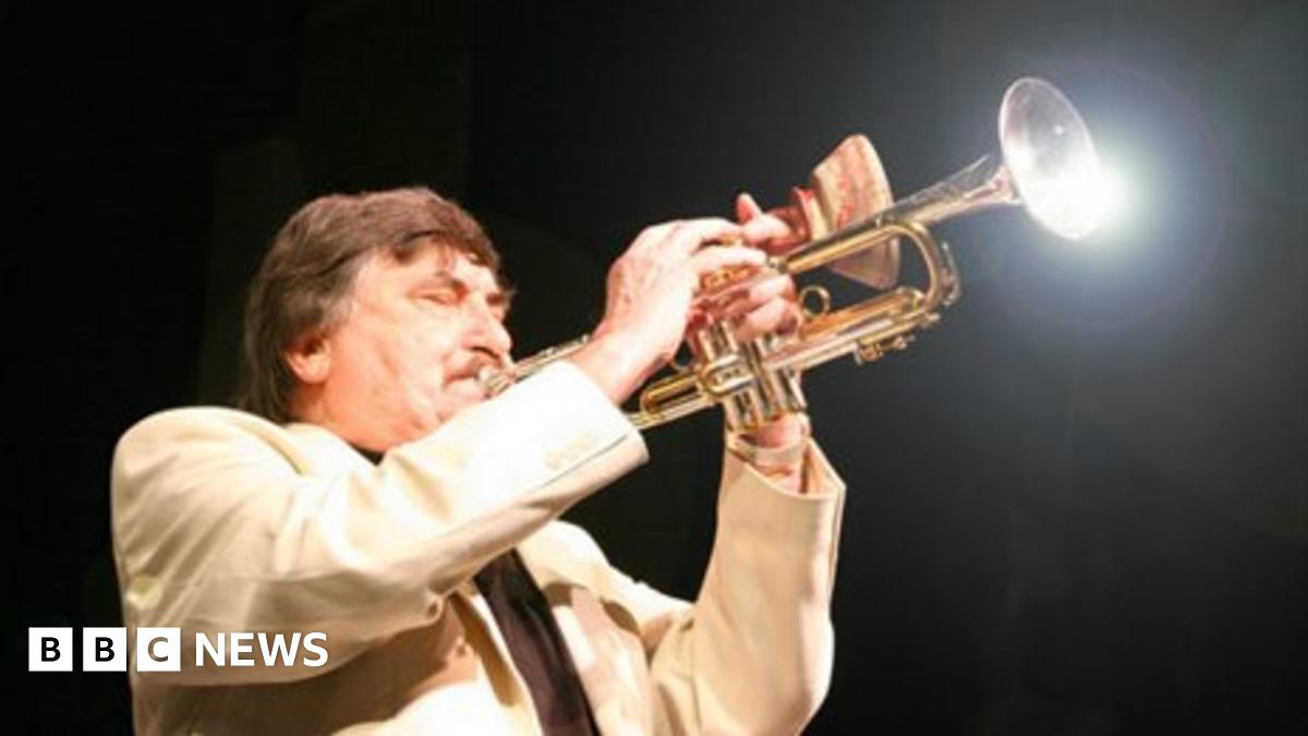 Kenny Ball, jazz trumpeter, dies at 82 - BBC News