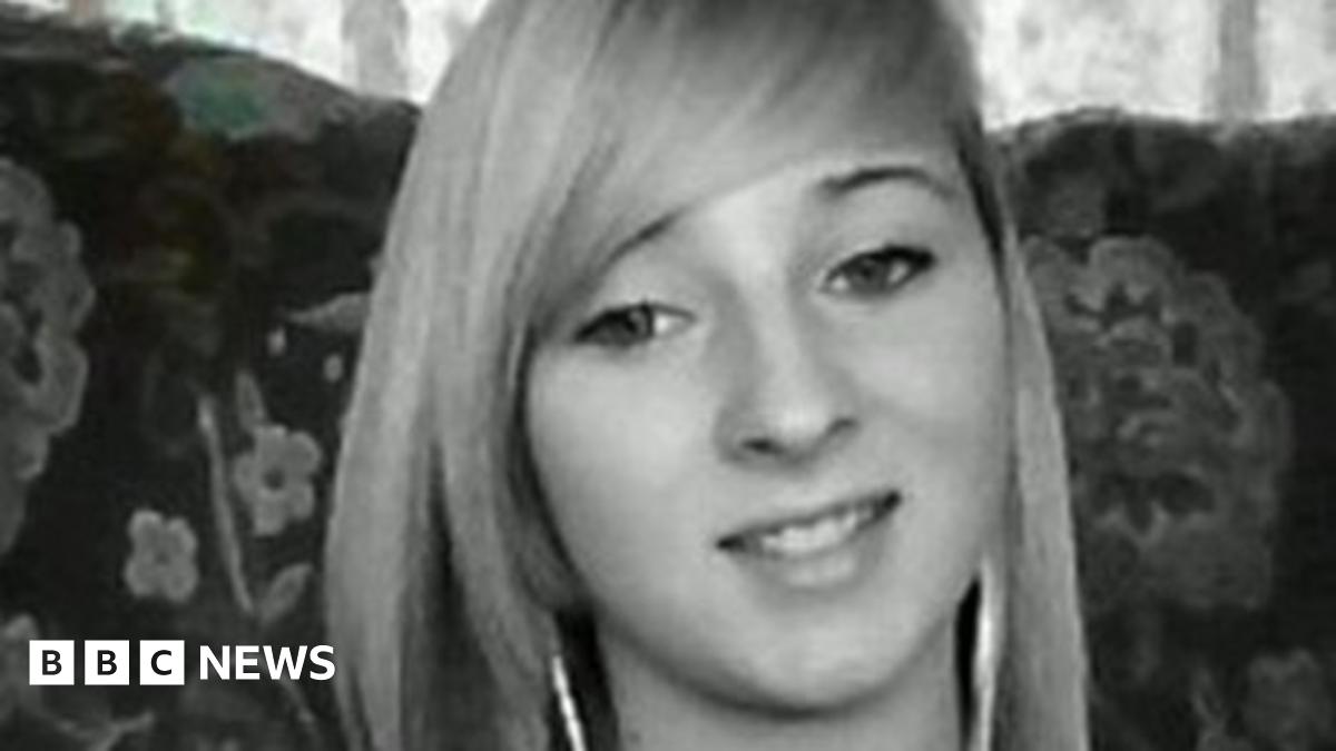 Christina Edkins bus stabbing: Single stab wound killed teenager - BBC News