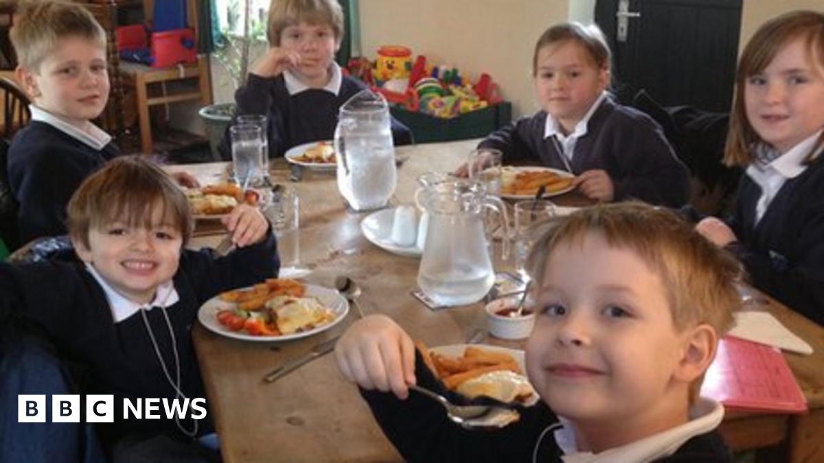 Tiffield Primary School pupils have pub lunches - BBC News