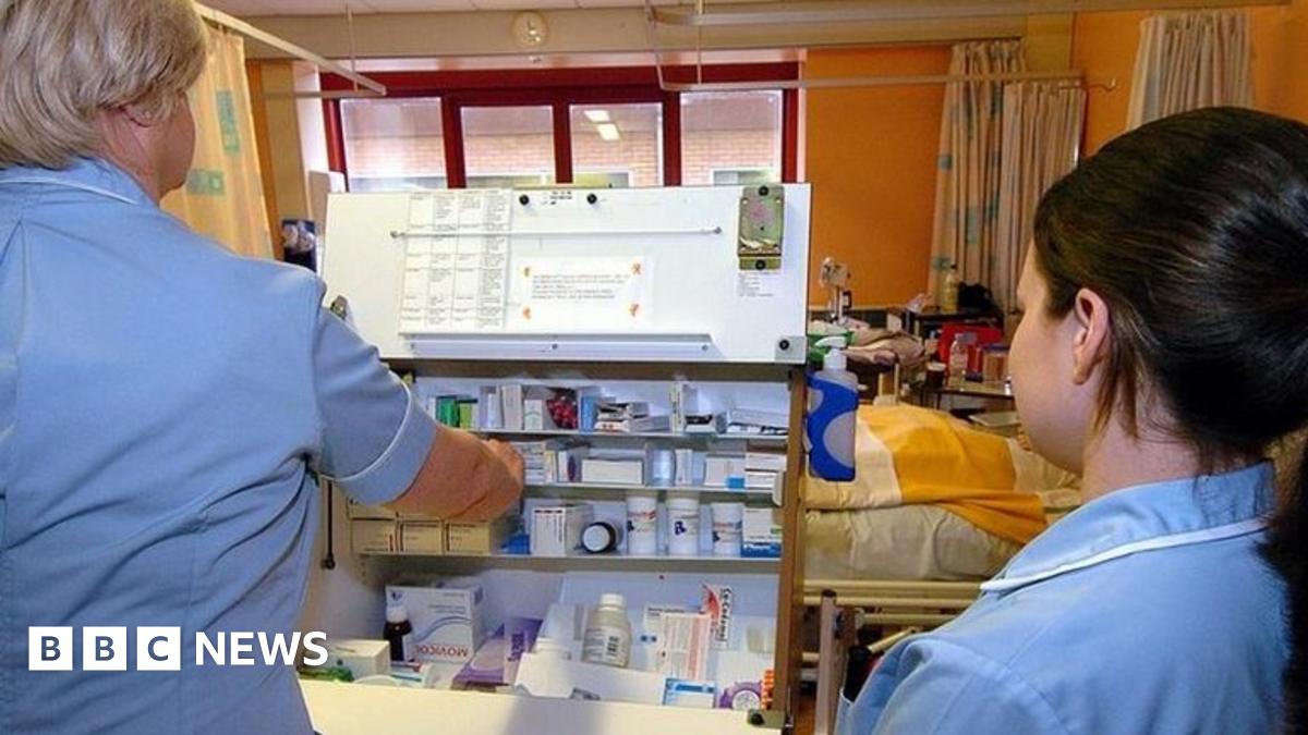 Jeremy Hunt attacks 'complacent' hospitals - BBC News