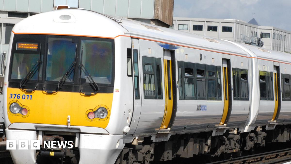 Southeastern Train passengers stranded in conductor mix-up - BBC News