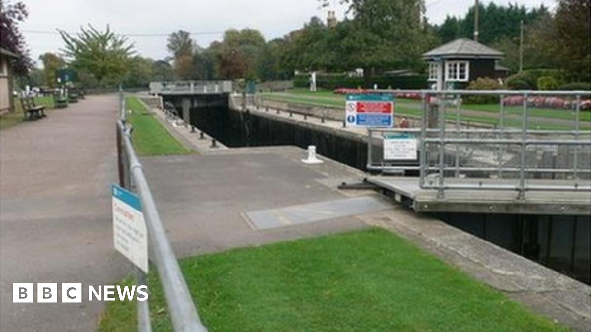 Shepperton voted 'best-kept' Thames lock for second year - BBC News