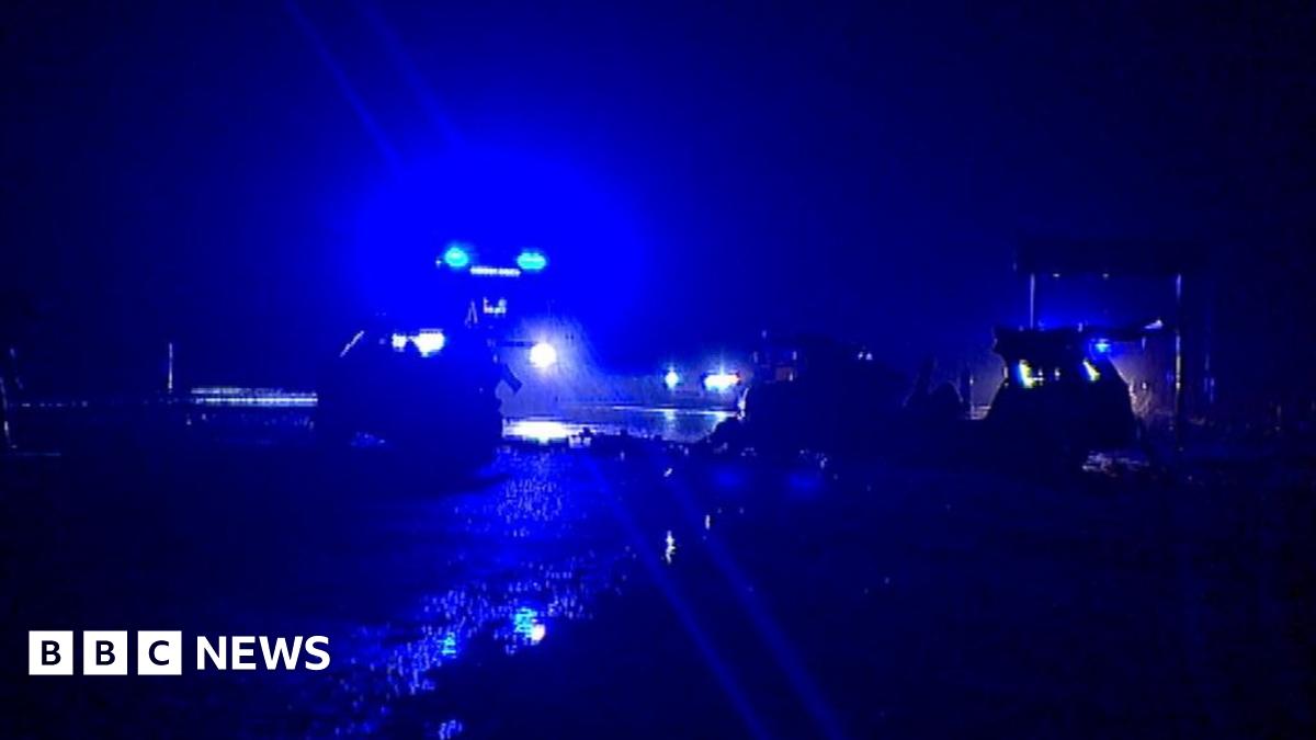 Appeal after two died and two injured in A90 crash - BBC News