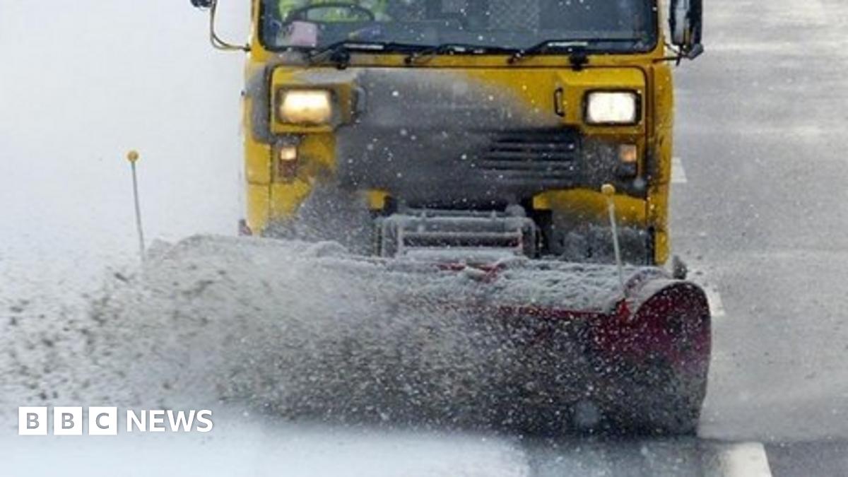 Forecasters issue Channel Island red snow warning - BBC News
