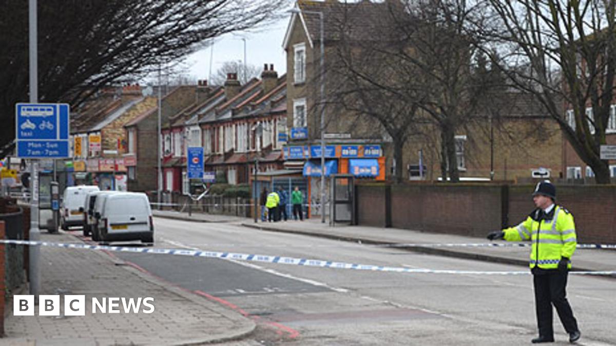 Tottenham fight leaves one man dead and two injured - BBC News