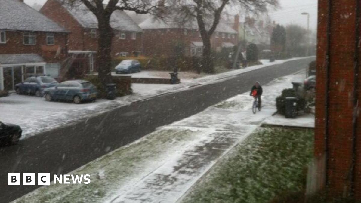 Heavy snow in Warwickshire causes M6 delays - BBC News