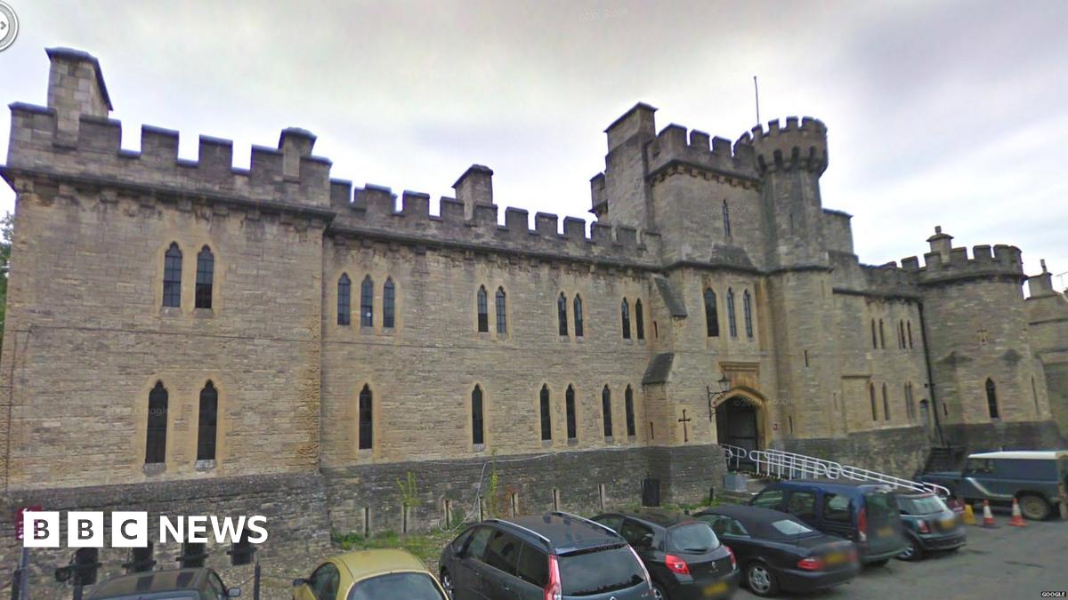Cirencester College closes business school to save £300,000 - BBC News