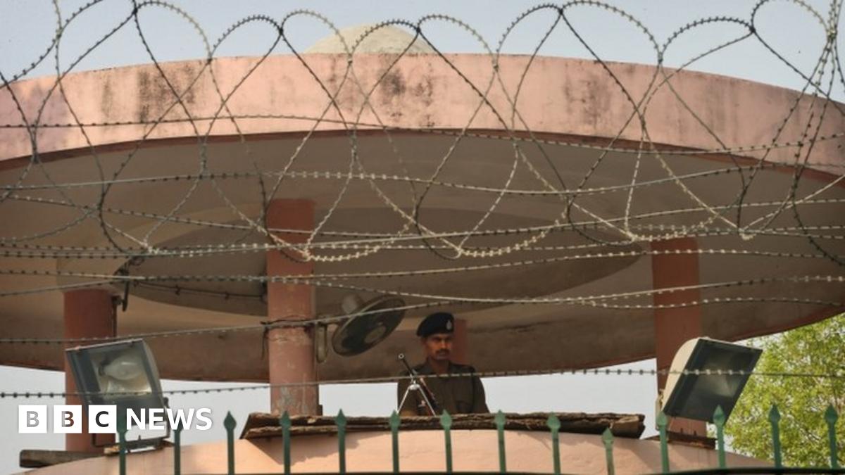 Delhi rape case accused Ram Singh's death 'a lapse' - BBC News