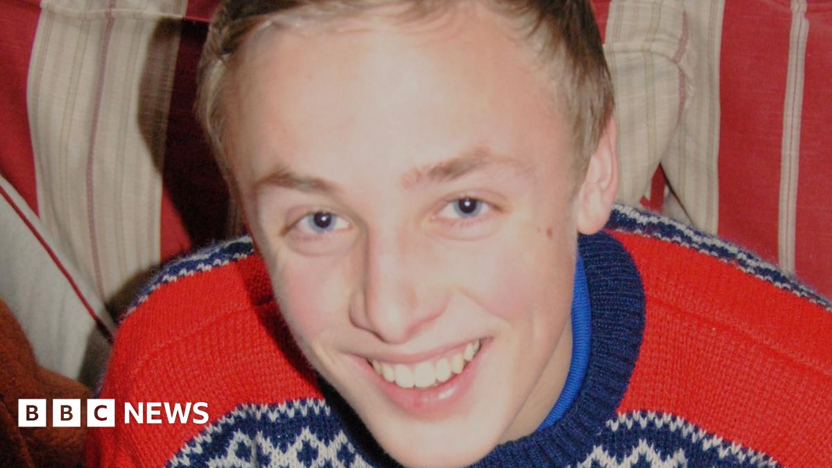 Charlie Booth, Cobham teenage boy, dies in shooting - BBC News