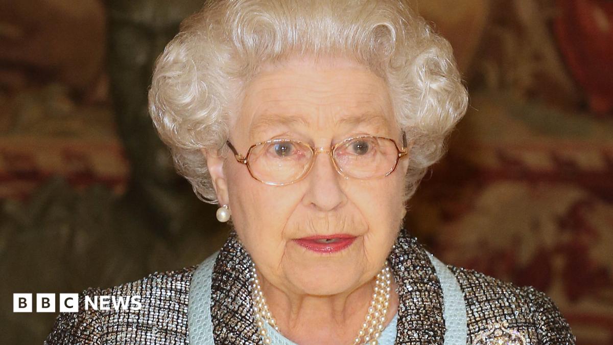 Recovering Queen signs Commonwealth charter - BBC News