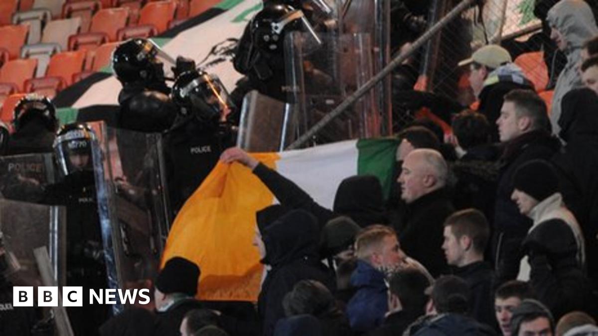 Shamrock Rovers fans clash with police during Linfield game - BBC News