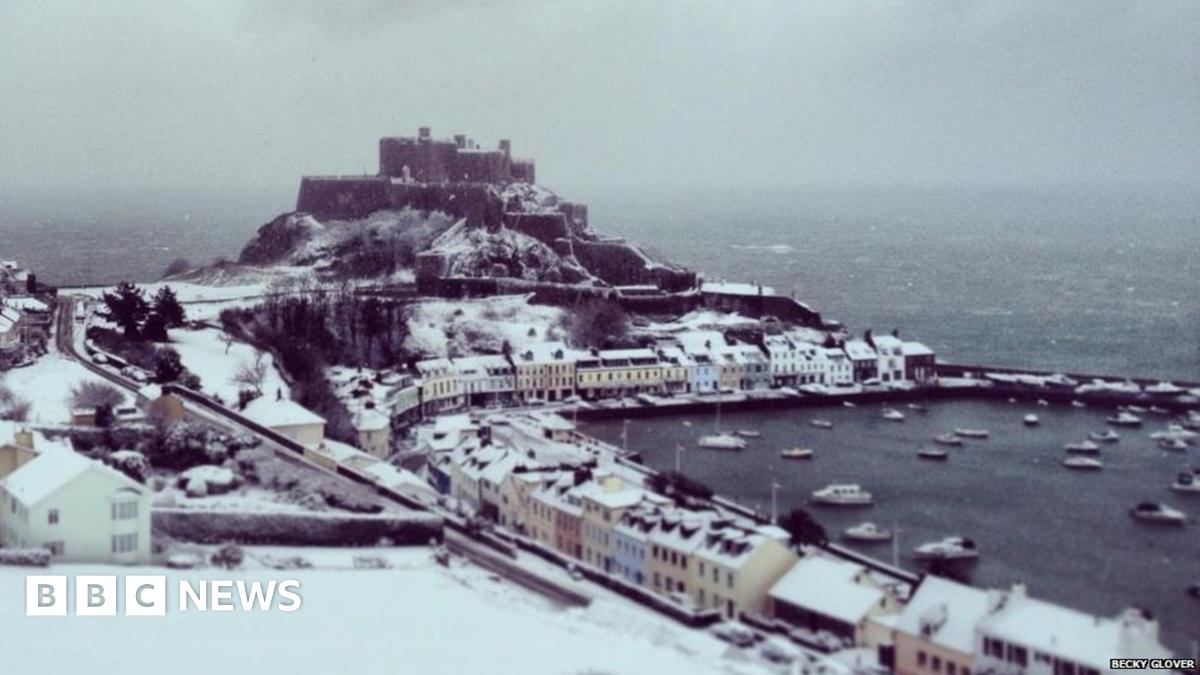 In pictures: Jersey gets more than 5.5 inches (14cm) of snowfall - BBC News