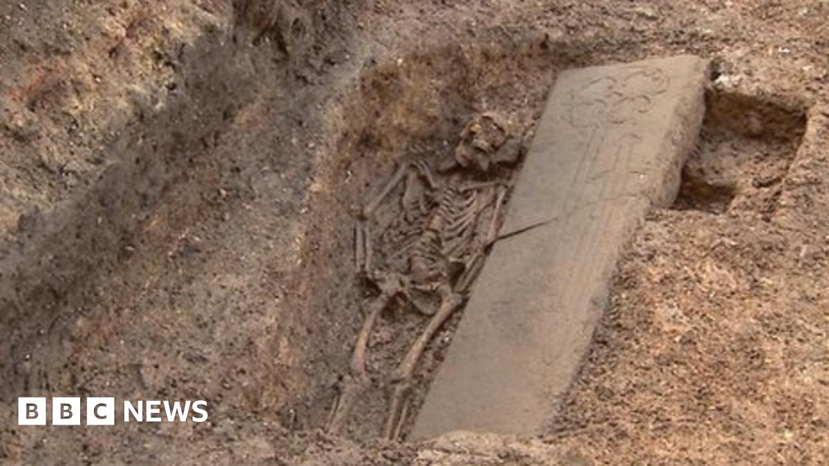 'Medieval knight' unearthed in Edinburgh car park dig - BBC News