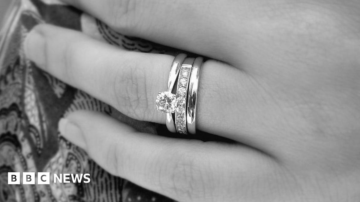 Clive Ranger Rings goes into administration - BBC News