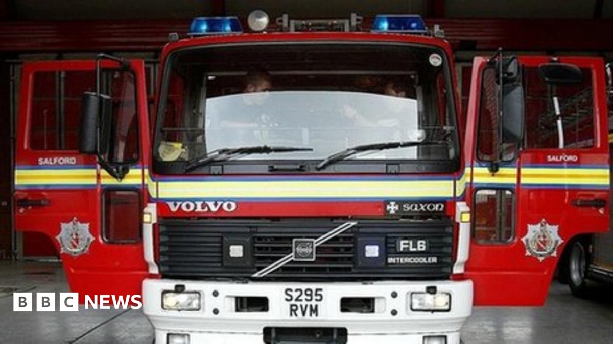 Man burned in Manchester factory explosion - BBC News