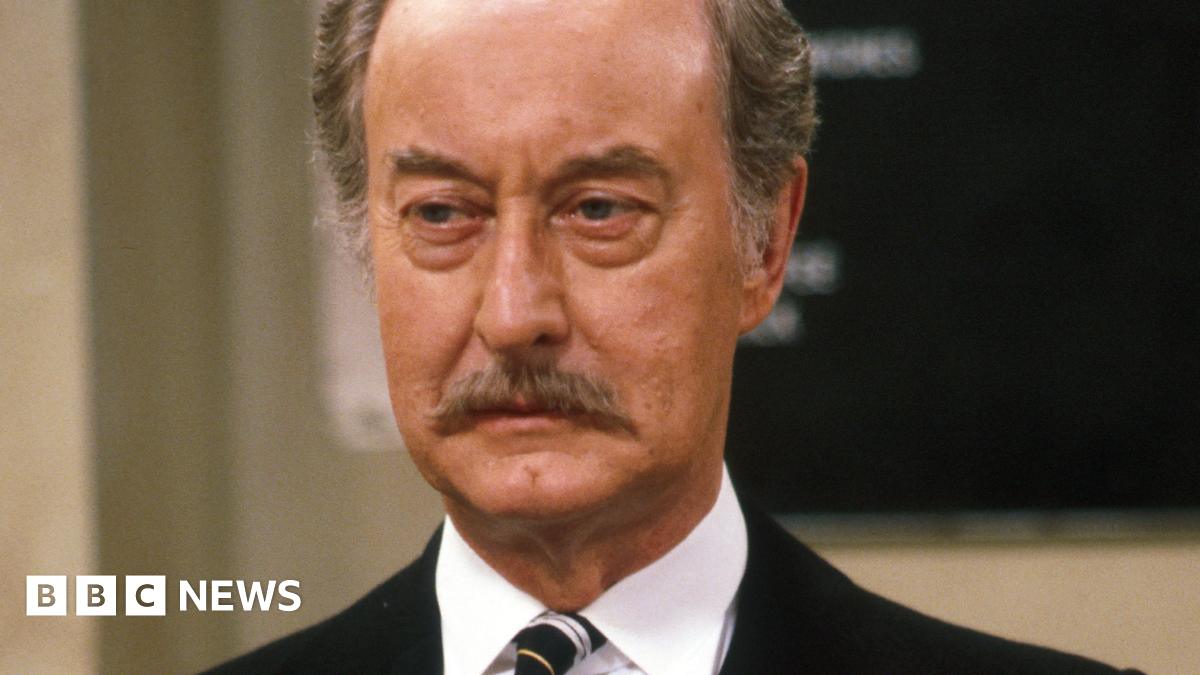 Obituary: Frank Thornton - BBC News