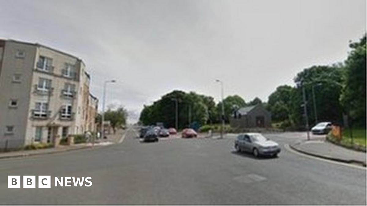 Two women in hospital after crash in Niddrie Mains Road - BBC News