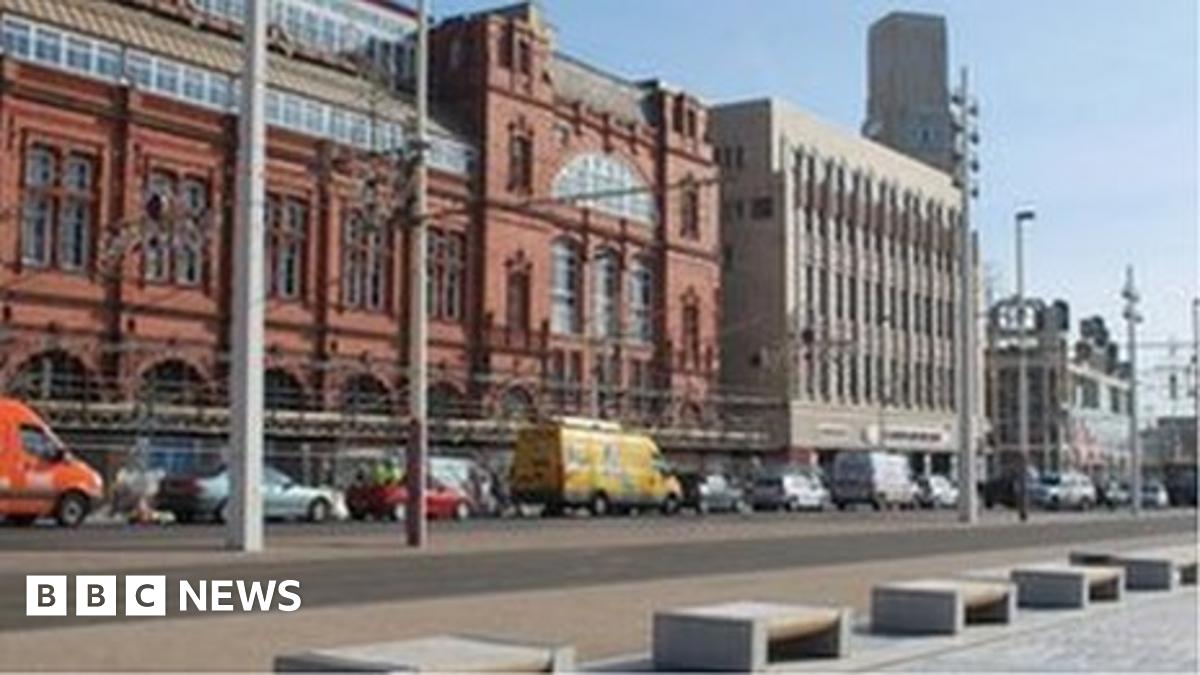 Experts tell council to reject Blackpool prom revamp reverse - BBC News