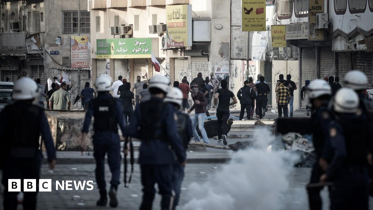 Seventeen sentenced for attacks on Bahrain police - BBC News