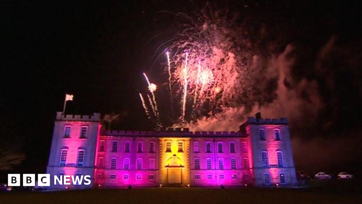 Kimbolton Fireworks: Rev Ron Lancaster honoured with plaque - BBC News