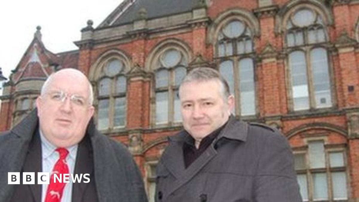 Thousands sign Fenton court petition in Stoke-on-Trent - BBC News