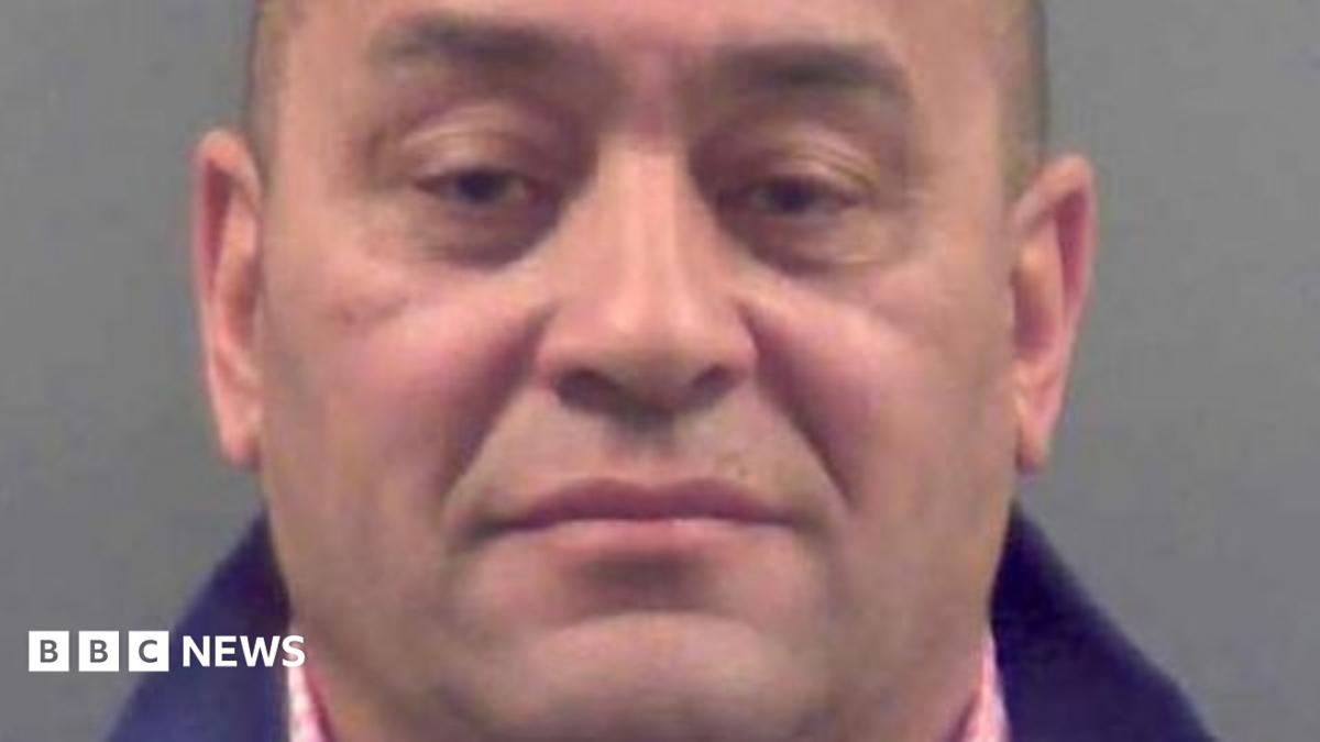 Conman Alan Dykes hid Jaguar in Dorset chicken shed - BBC News