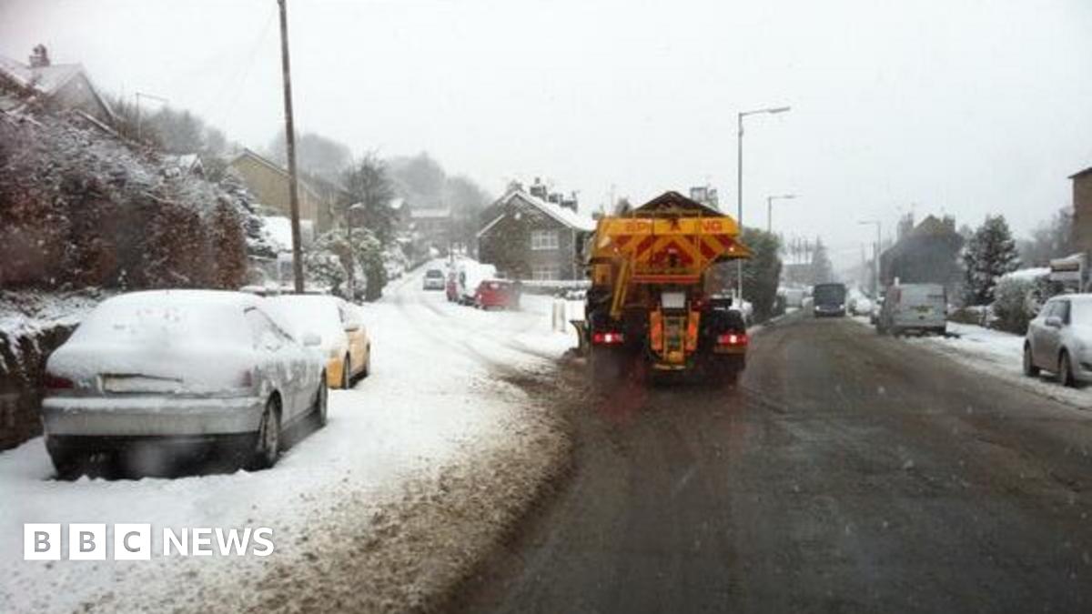 Heavy snow leads to disruption - BBC News