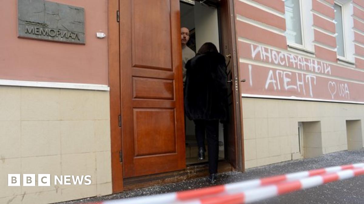 Russian police raid rights group Memorial and other NGOs - BBC News