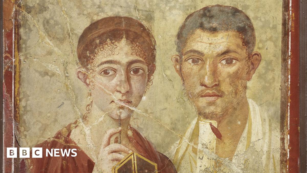 British Museum explores domestic life in Pompeii - BBC News