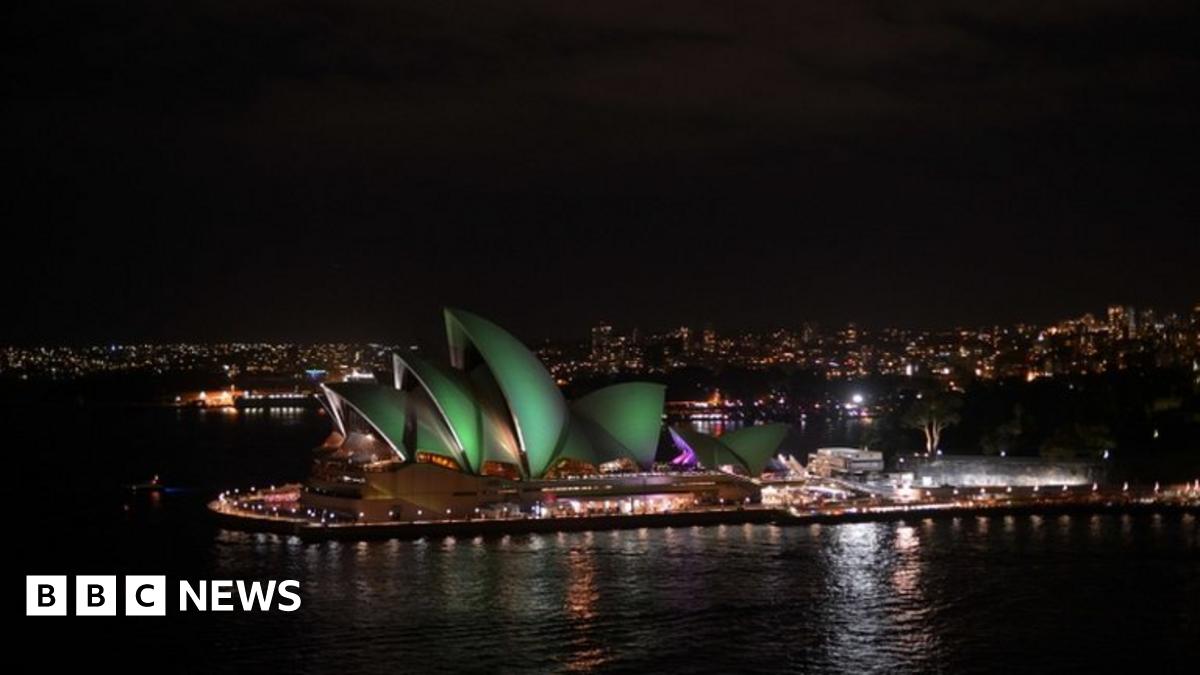 Sydney dims down for Earth Hour climate change protest - BBC News