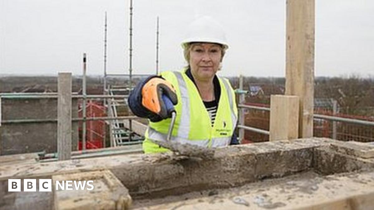 Bristol Technology and Engineering Academy topping out ceremony - BBC News