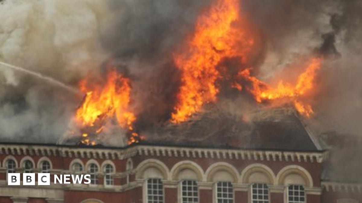 Southwark museum fire: 500 artefacts saved but roof destroyed - BBC News