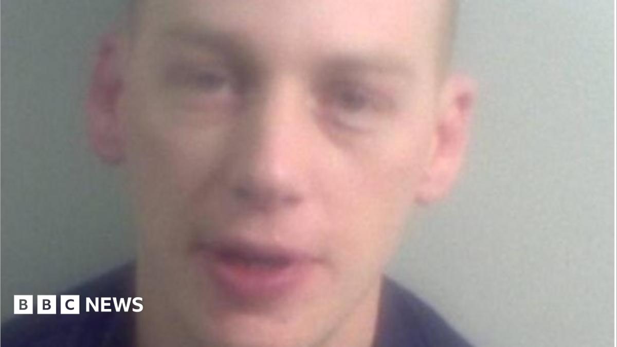 Tonbridge man sought over Edenbridge armed gang robbery - BBC News