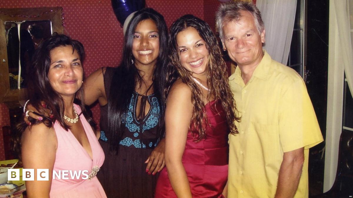 Lloyds Bank apologises for family's lost jewellery - BBC News